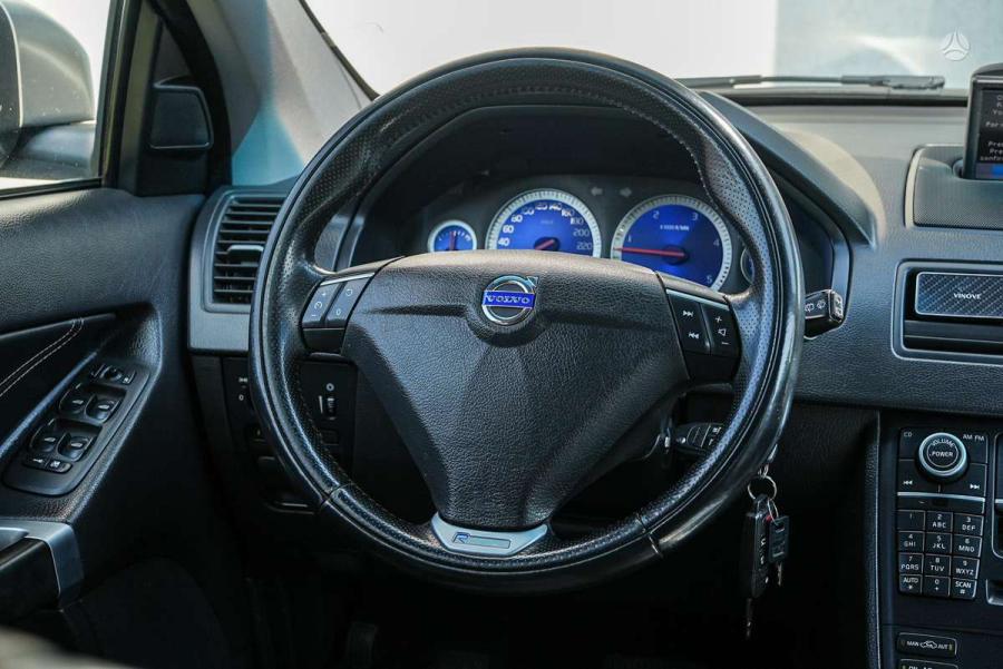 Black Volvo XC90 2013 in Marijampole, with an engine capacity of 2.40 L and mileage of 261 thousand km for 11950 €, photo 17 on AUTOMOTO.COM.LV