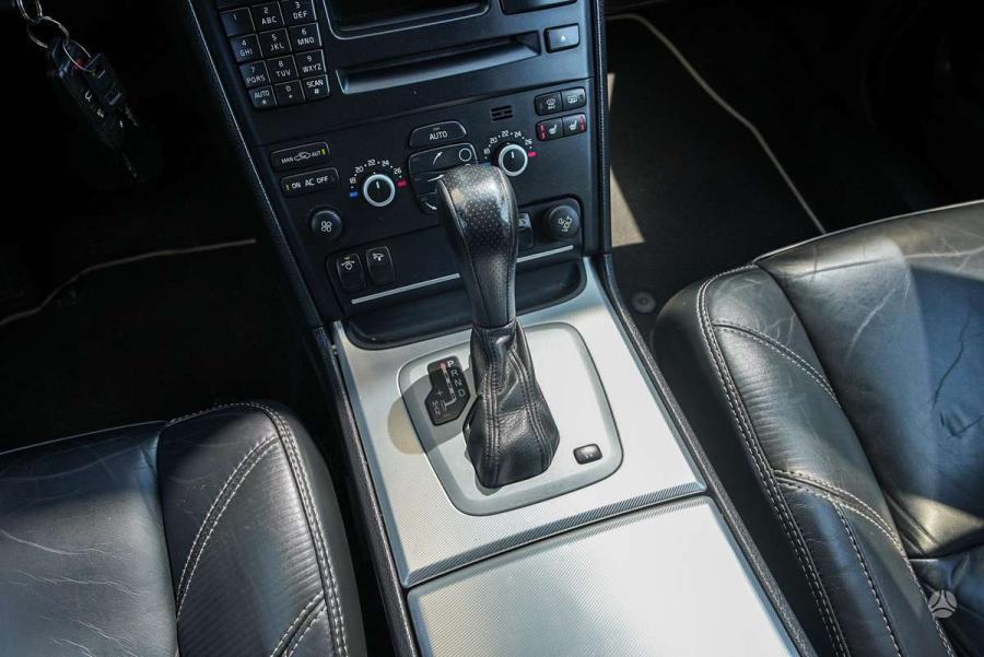 Black Volvo XC90 2013 in Marijampole, with an engine capacity of 2.40 L and mileage of 261 thousand km for 11950 €, photo 21 on AUTOMOTO.COM.LV