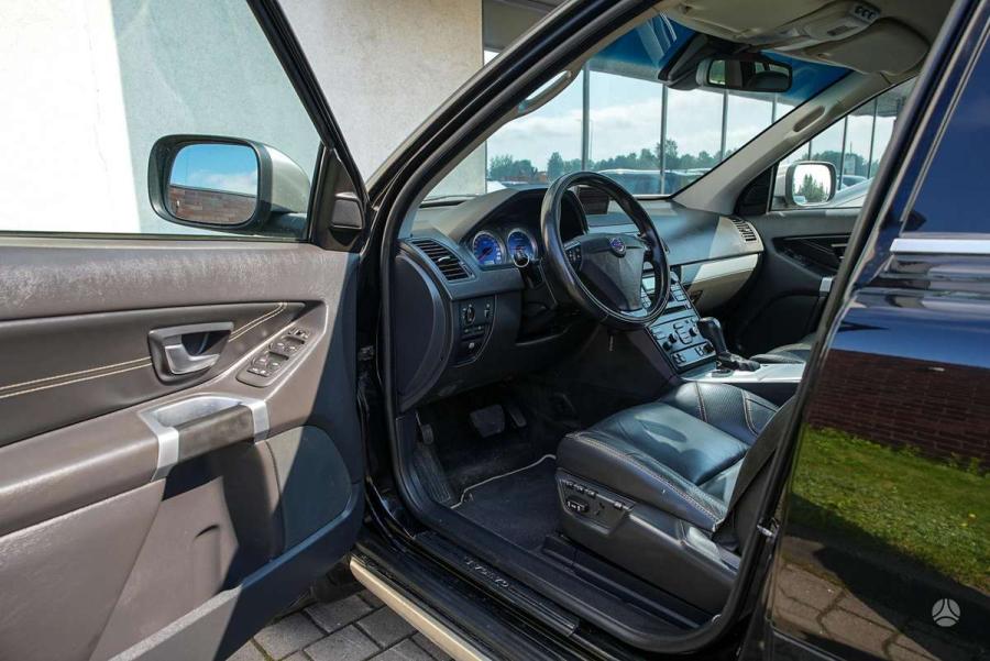 Black Volvo XC90 2013 in Marijampole, with an engine capacity of 2.40 L and mileage of 261 thousand km for 11950 €, photo 25 on AUTOMOTO.COM.LV