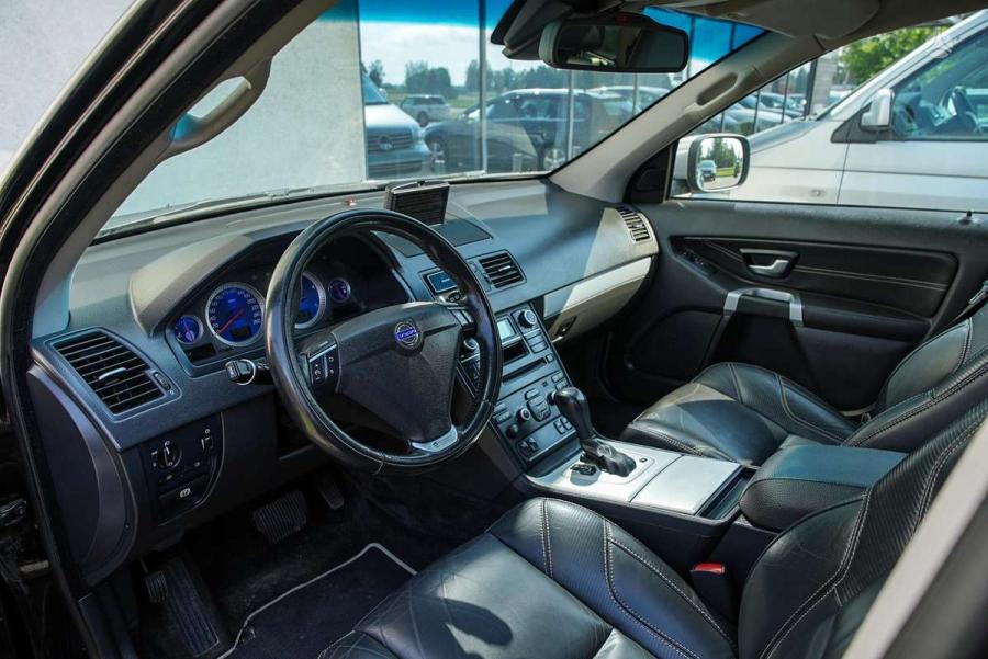 Black Volvo XC90 2013 in Marijampole, with an engine capacity of 2.40 L and mileage of 261 thousand km for 11950 €, photo 26 on AUTOMOTO.COM.LV