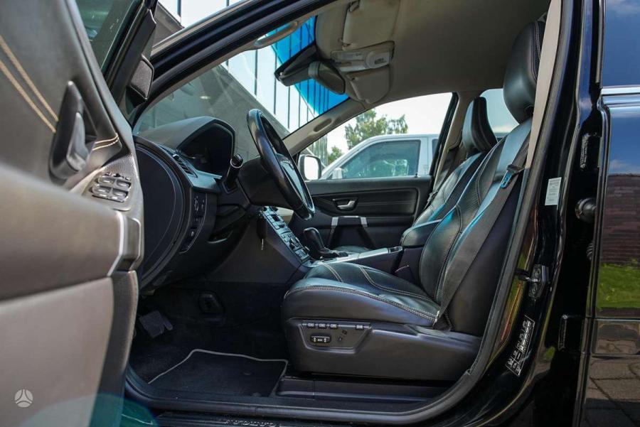 Black Volvo XC90 2013 in Marijampole, with an engine capacity of 2.40 L and mileage of 261 thousand km for 11950 €, photo 27 on AUTOMOTO.COM.LV