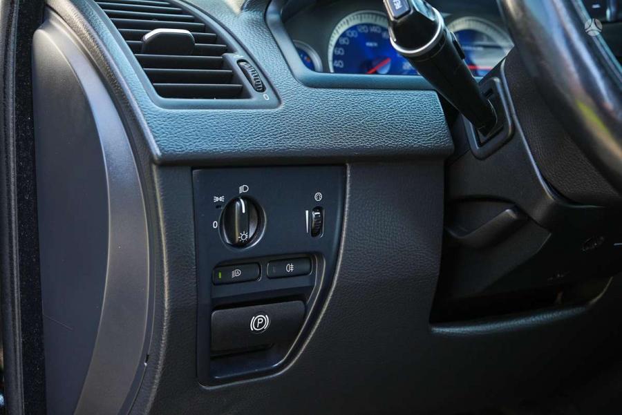Black Volvo XC90 2013 in Marijampole, with an engine capacity of 2.40 L and mileage of 261 thousand km for 11950 €, photo 28 on AUTOMOTO.COM.LV