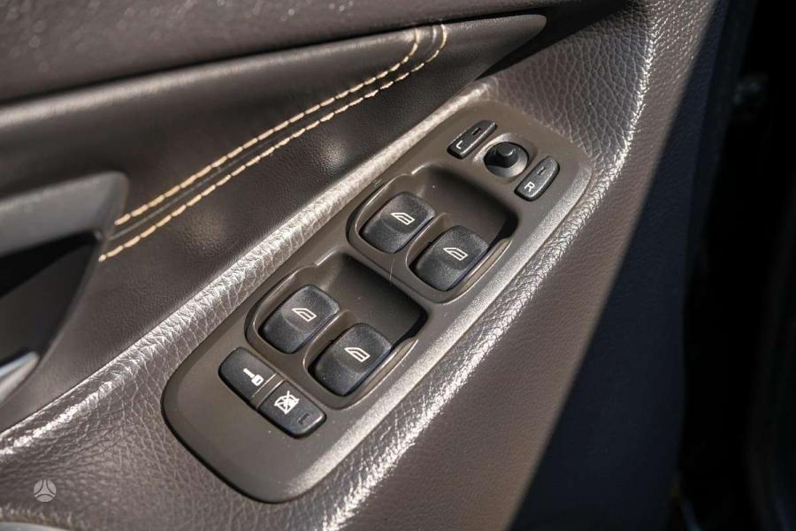 Black Volvo XC90 2013 in Marijampole, with an engine capacity of 2.40 L and mileage of 261 thousand km for 11950 €, photo 29 on AUTOMOTO.COM.LV