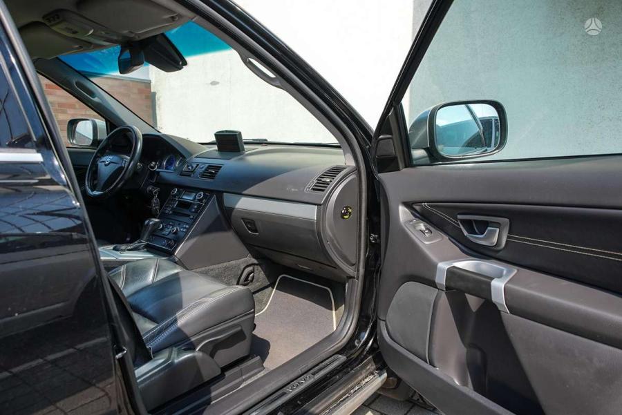 Black Volvo XC90 2013 in Marijampole, with an engine capacity of 2.40 L and mileage of 261 thousand km for 11950 €, photo 36 on AUTOMOTO.COM.LV