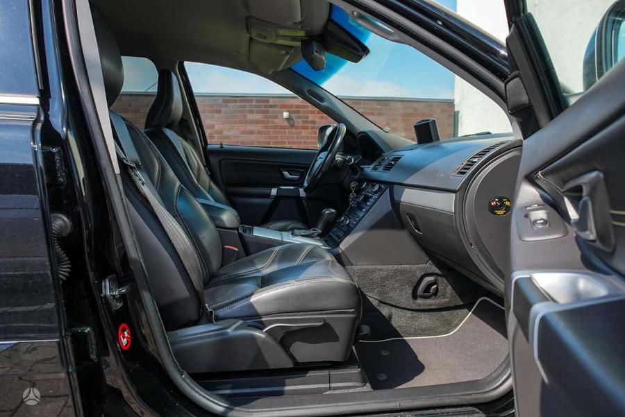 Black Volvo XC90 2013 in Marijampole, with an engine capacity of 2.40 L and mileage of 261 thousand km for 11950 €, photo 38 on AUTOMOTO.COM.LV