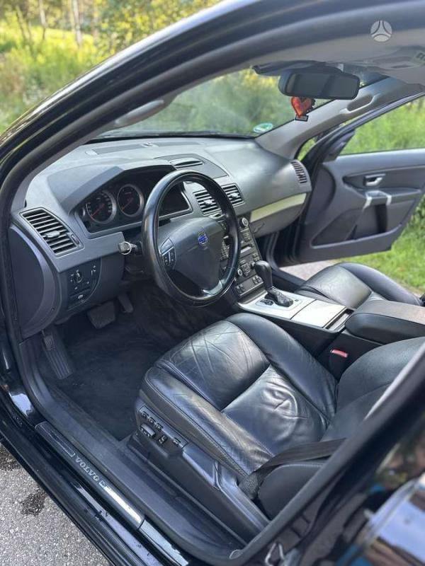 Black Volvo XC90 2013 in Vilnius, with an engine capacity of 2.40 L and mileage of 248 thousand km for 13000 €, photo 8 on AUTOMOTO.COM.LV