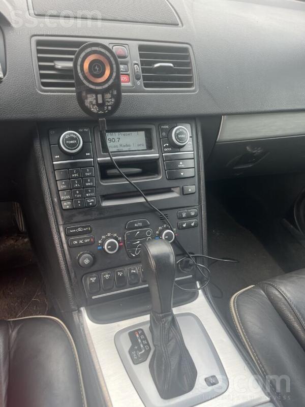 Black Volvo XC90 2013 in Ogre, with an engine capacity of 2.40 L and mileage of 314 thousand km for 8000 €, photo 5 on AUTOMOTO.COM.LV