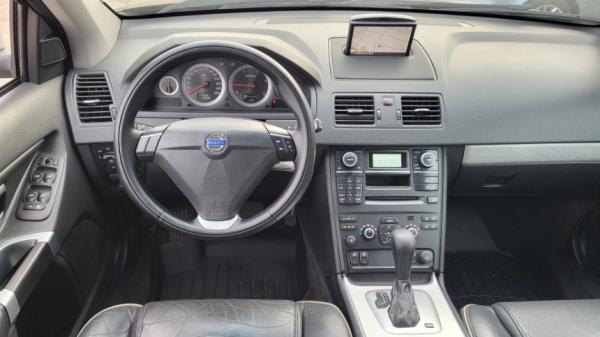 Black Volvo XC90 2014 in Riga, with an engine capacity of 2.40 L and mileage of 200 thousand km for 14990 €, photo 3 on AUTOMOTO.COM.LV