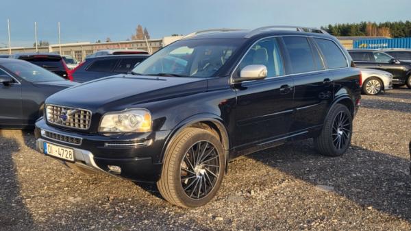 Black Volvo XC90 2014 in Riga, with an engine capacity of 2.40 L and mileage of 200 thousand km for 14990 €, photo 9 on AUTOMOTO.COM.LV