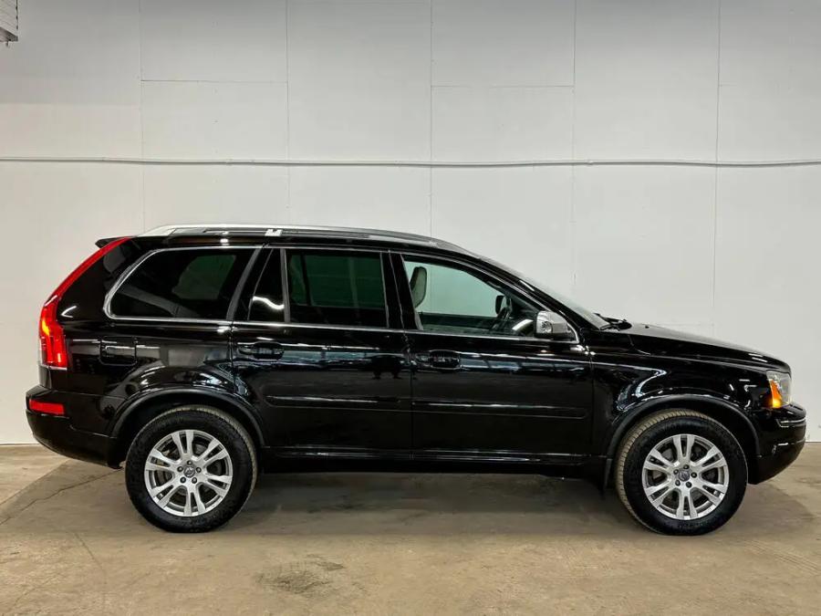 Black Volvo XC90 2014 in Jurmala, with an engine capacity of 2.40 L and mileage of 272 thousand km for 13950 €, photo 12 on AUTOMOTO.COM.LV