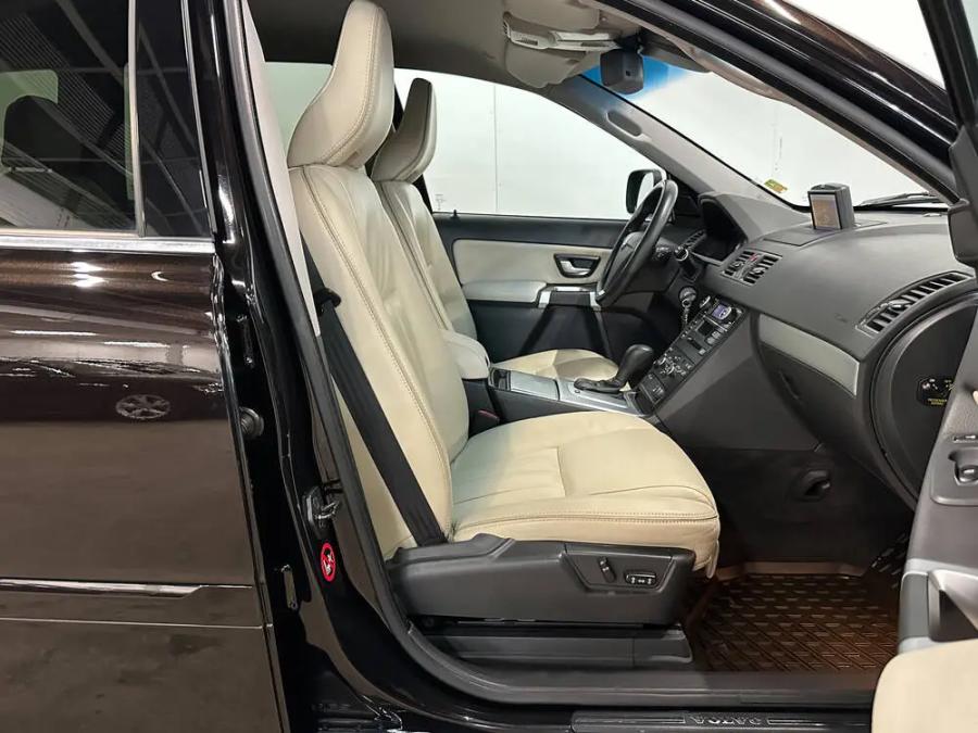 Black Volvo XC90 2014 in Jurmala, with an engine capacity of 2.40 L and mileage of 272 thousand km for 13950 €, photo 23 on AUTOMOTO.COM.LV