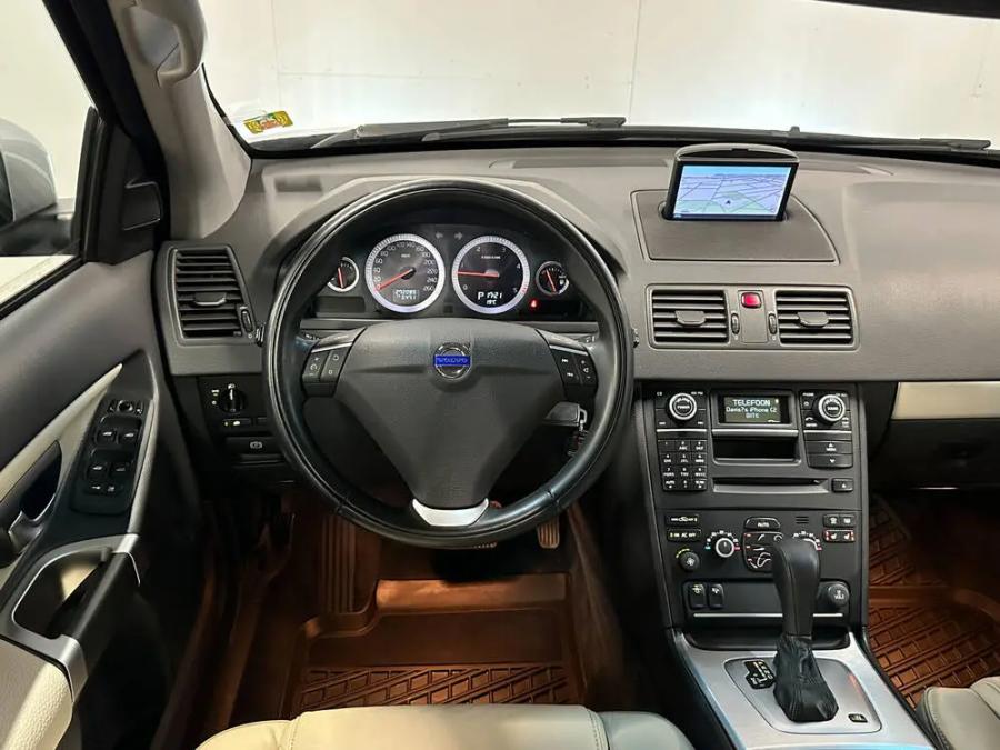 Black Volvo XC90 2014 in Jurmala, with an engine capacity of 2.40 L and mileage of 272 thousand km for 13950 €, photo 33 on AUTOMOTO.COM.LV