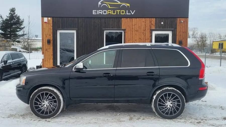 Black Volvo XC90 2014 in Riga, with an engine capacity of 2.40 L and mileage of 200 thousand km for 13990 €, photo 1 on AUTOMOTO.COM.LV