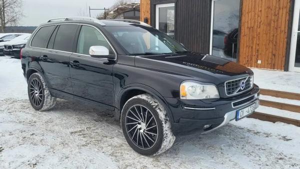 Black Volvo XC90 2014 in Riga, with an engine capacity of 2.40 L and mileage of 200 thousand km for 13990 €, photo 3 on AUTOMOTO.COM.LV