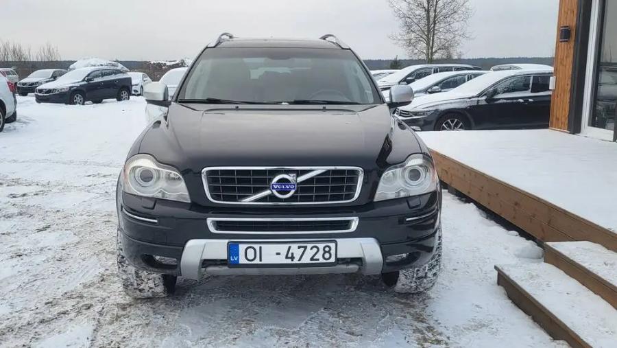 Black Volvo XC90 2014 in Riga, with an engine capacity of 2.40 L and mileage of 200 thousand km for 13990 €, photo 5 on AUTOMOTO.COM.LV