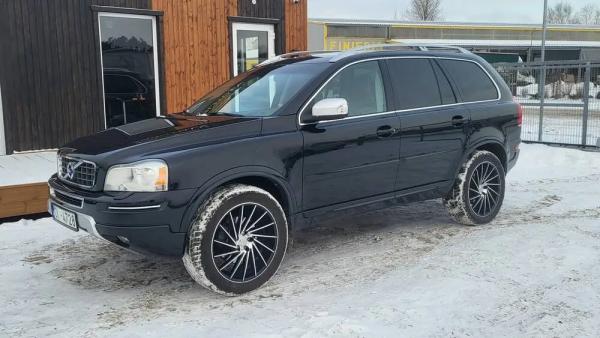 Black Volvo XC90 2014 in Riga, with an engine capacity of 2.40 L and mileage of 200 thousand km for 13990 €, photo 5 on AUTOMOTO.COM.LV