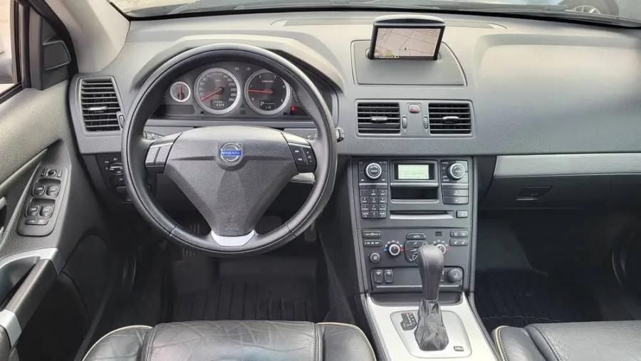 Black Volvo XC90 2014 in Riga, with an engine capacity of 2.40 L and mileage of 200 thousand km for 13990 €, photo 7 on AUTOMOTO.COM.LV