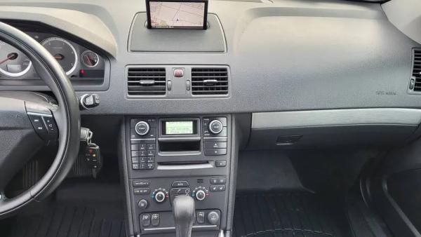 Black Volvo XC90 2014 in Riga, with an engine capacity of 2.40 L and mileage of 200 thousand km for 13990 €, photo 10 on AUTOMOTO.COM.LV