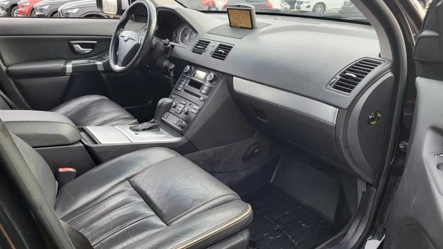 Black Volvo XC90 2014 in Riga, with an engine capacity of 2.40 L and mileage of 200 thousand km for 13990 €, photo 12 on AUTOMOTO.COM.LV
