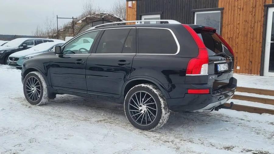 Black Volvo XC90 2014 in Riga, with an engine capacity of 2.40 L and mileage of 200 thousand km for 13990 €, photo 16 on AUTOMOTO.COM.LV