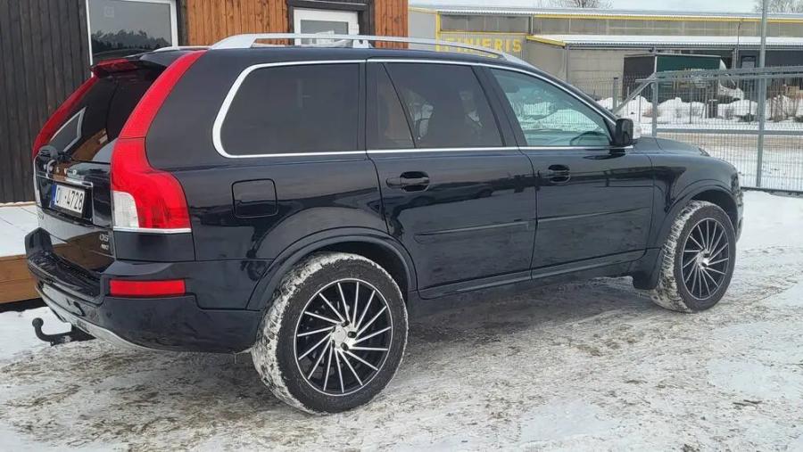Black Volvo XC90 2014 in Riga, with an engine capacity of 2.40 L and mileage of 200 thousand km for 13990 €, photo 17 on AUTOMOTO.COM.LV