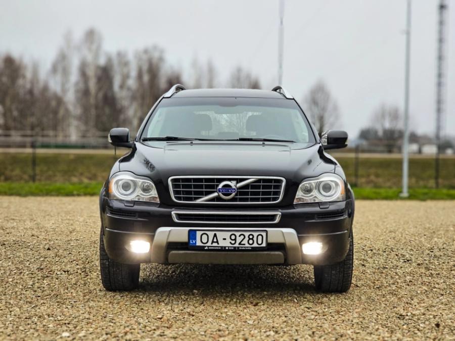 Black Volvo XC90 2014 in Riga, with an engine capacity of 2.40 L and mileage of 275 thousand km for 12700 €, photo 1 on AUTOMOTO.COM.LV