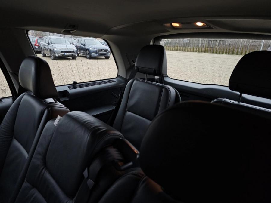 Black Volvo XC90 2014 in Riga, with an engine capacity of 2.40 L and mileage of 275 thousand km for 12700 €, photo 3 on AUTOMOTO.COM.LV
