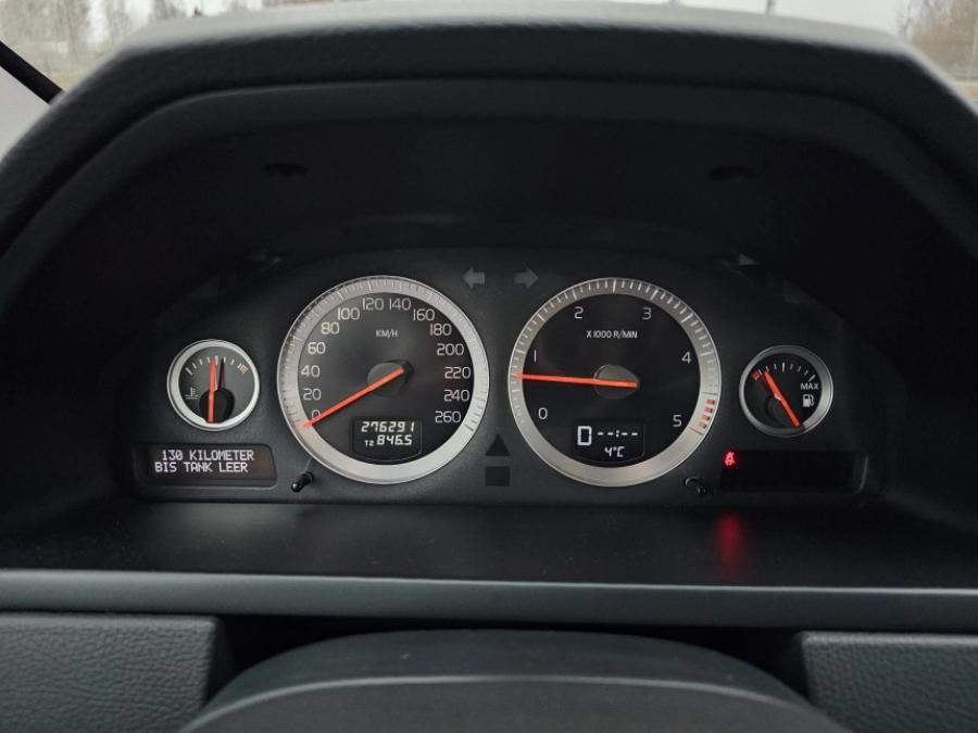 Black Volvo XC90 2014 in Riga, with an engine capacity of 2.40 L and mileage of 275 thousand km for 12700 €, photo 4 on AUTOMOTO.COM.LV