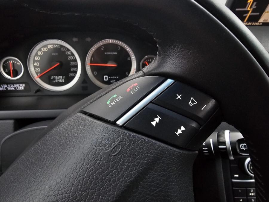 Black Volvo XC90 2014 in Riga, with an engine capacity of 2.40 L and mileage of 275 thousand km for 12700 €, photo 5 on AUTOMOTO.COM.LV