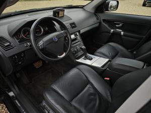 Black Volvo XC90 2014 in Riga, with an engine capacity of 2.40 L and mileage of 275 thousand km for 12700 €, photo 7 on AUTOMOTO.COM.LV