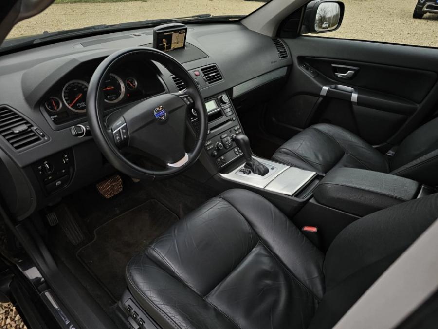 Black Volvo XC90 2014 in Riga, with an engine capacity of 2.40 L and mileage of 275 thousand km for 12700 €, photo 7 on AUTOMOTO.COM.LV