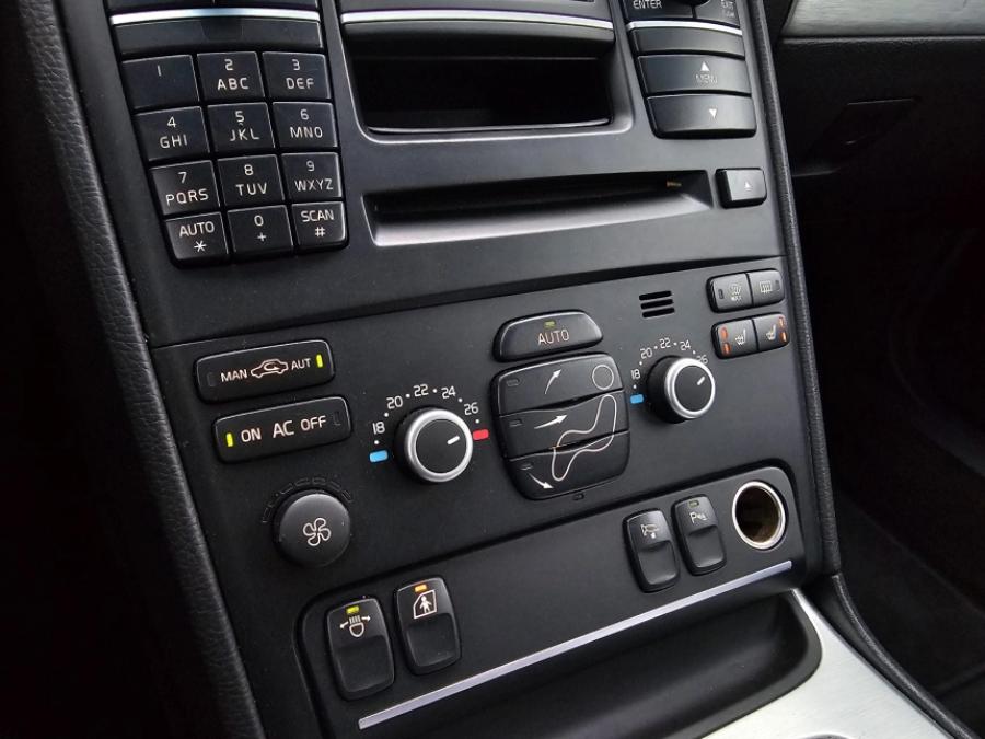 Black Volvo XC90 2014 in Riga, with an engine capacity of 2.40 L and mileage of 275 thousand km for 12700 €, photo 9 on AUTOMOTO.COM.LV