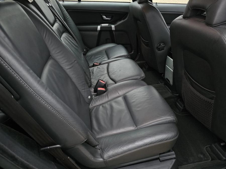 Black Volvo XC90 2014 in Riga, with an engine capacity of 2.40 L and mileage of 275 thousand km for 12700 €, photo 16 on AUTOMOTO.COM.LV