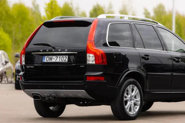 Melns Volvo XC90 2014 Jelgava, ar dzinēja tilpumu 2.40 L un nobraukumu 311 tūkst. km par 12500 €, foto 6 vietnē AUTOMOTO.COM.LV