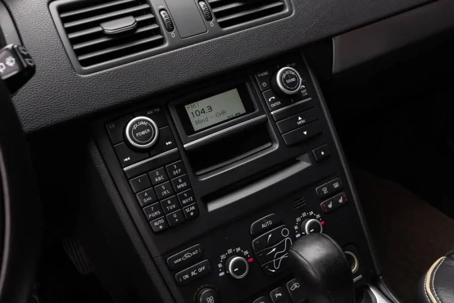 Melns Volvo XC90 2014 Jelgava, ar dzinēja tilpumu 2.40 L un nobraukumu 311 tūkst. km par 12500 €, foto 16 vietnē AUTOMOTO.COM.LV