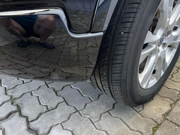 Black Volvo XC90 2014 in Vilnius, with an engine capacity of 2.40 L and mileage of 270 thousand km for 11950 €, photo 6 on AUTOMOTO.COM.LV