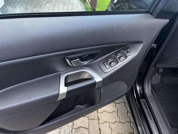 Black Volvo XC90 2014 in Vilnius, with an engine capacity of 2.40 L and mileage of 270 thousand km for 11950 €, photo 8 on AUTOMOTO.COM.LV