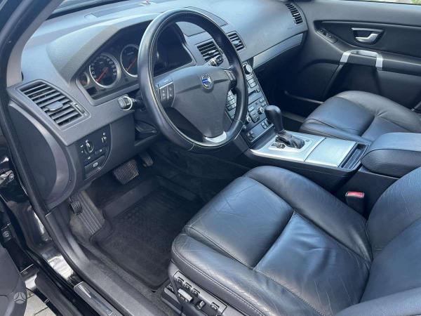 Black Volvo XC90 2014 in Vilnius, with an engine capacity of 2.40 L and mileage of 270 thousand km for 11950 €, photo 9 on AUTOMOTO.COM.LV