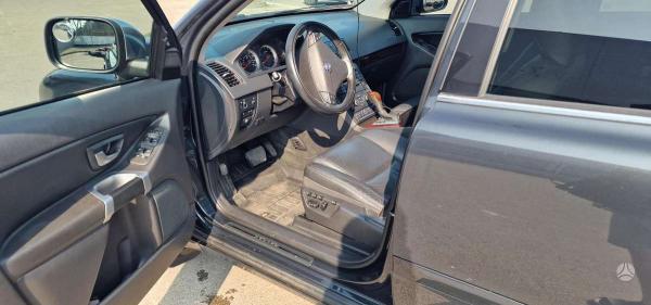 Black Volvo XC90 2014 in Siauliai, with an engine capacity of 3.20 L and mileage of 170 thousand km for 12000 €, photo 6 on AUTOMOTO.COM.LV
