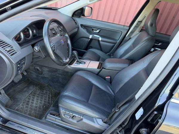 Black Volvo XC90 2014 in Siauliai, with an engine capacity of 2.40 L and mileage of 294 thousand km for 9950 €, photo 10 on AUTOMOTO.COM.LV