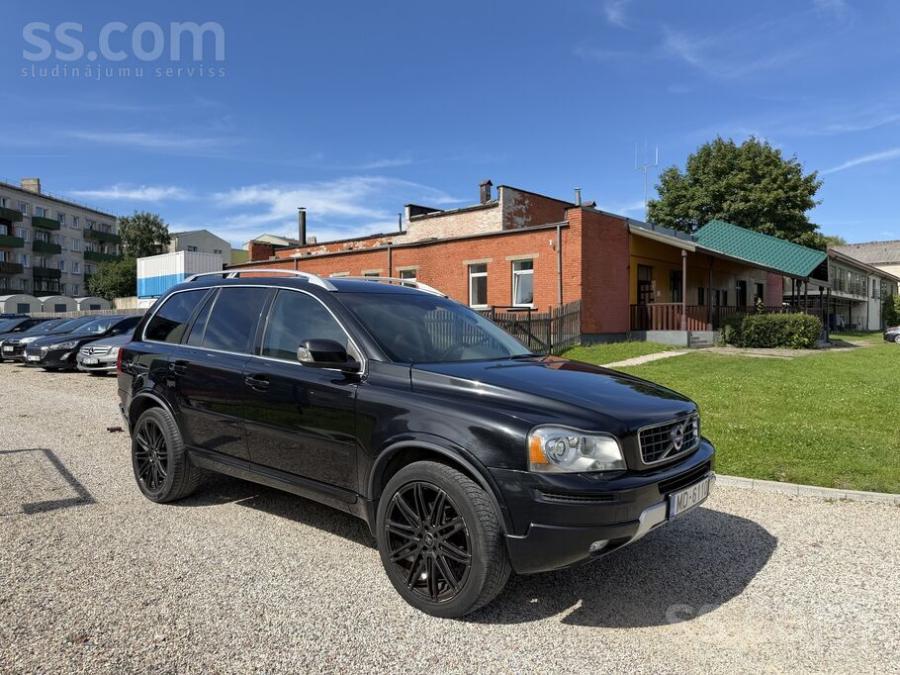 Black Volvo XC90 2014 in Ventspils, with an engine capacity of 2.40 L and mileage of 275 thousand km for 9990 €, photo 4 on AUTOMOTO.COM.LV
