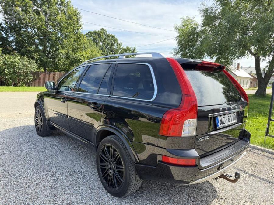 Black Volvo XC90 2014 in Ventspils, with an engine capacity of 2.40 L and mileage of 275 thousand km for 9990 €, photo 7 on AUTOMOTO.COM.LV