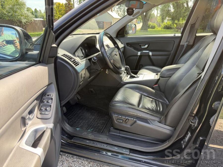 Black Volvo XC90 2014 in Ventspils, with an engine capacity of 2.40 L and mileage of 275 thousand km for 9990 €, photo 10 on AUTOMOTO.COM.LV