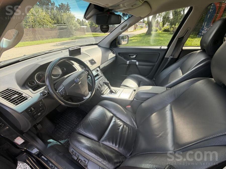 Black Volvo XC90 2014 in Ventspils, with an engine capacity of 2.40 L and mileage of 275 thousand km for 9990 €, photo 11 on AUTOMOTO.COM.LV