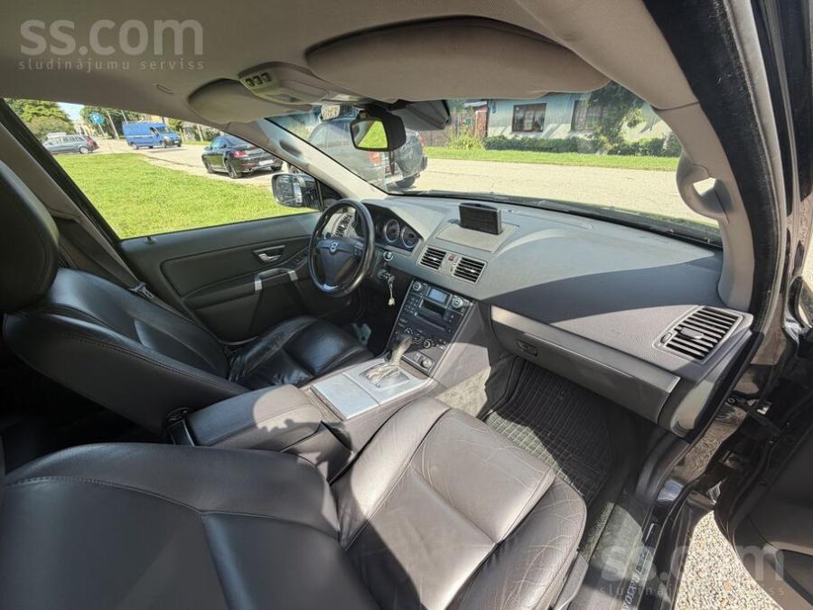 Black Volvo XC90 2014 in Ventspils, with an engine capacity of 2.40 L and mileage of 275 thousand km for 9990 €, photo 13 on AUTOMOTO.COM.LV