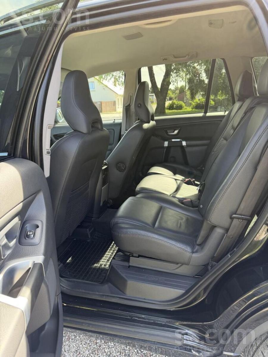 Black Volvo XC90 2014 in Ventspils, with an engine capacity of 2.40 L and mileage of 275 thousand km for 9990 €, photo 14 on AUTOMOTO.COM.LV