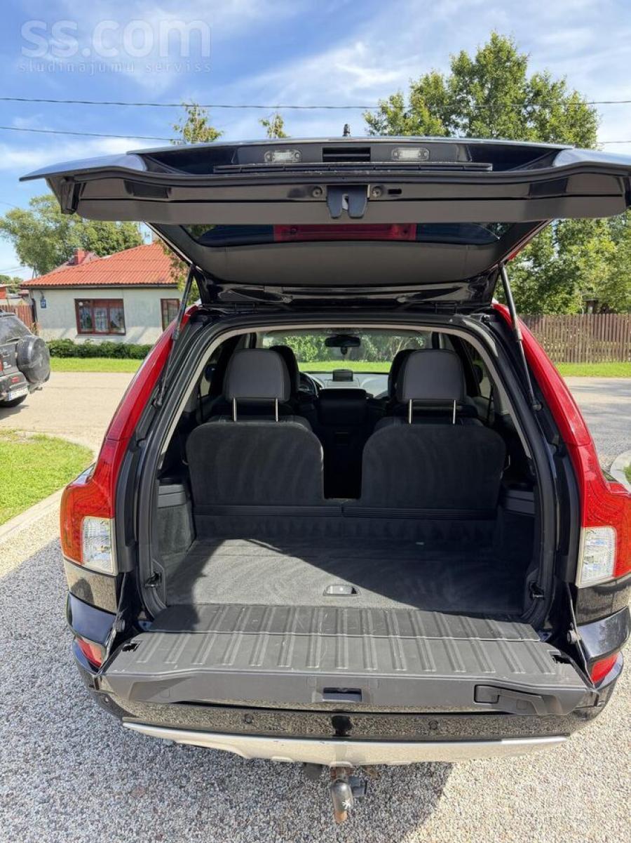 Black Volvo XC90 2014 in Ventspils, with an engine capacity of 2.40 L and mileage of 275 thousand km for 9990 €, photo 16 on AUTOMOTO.COM.LV
