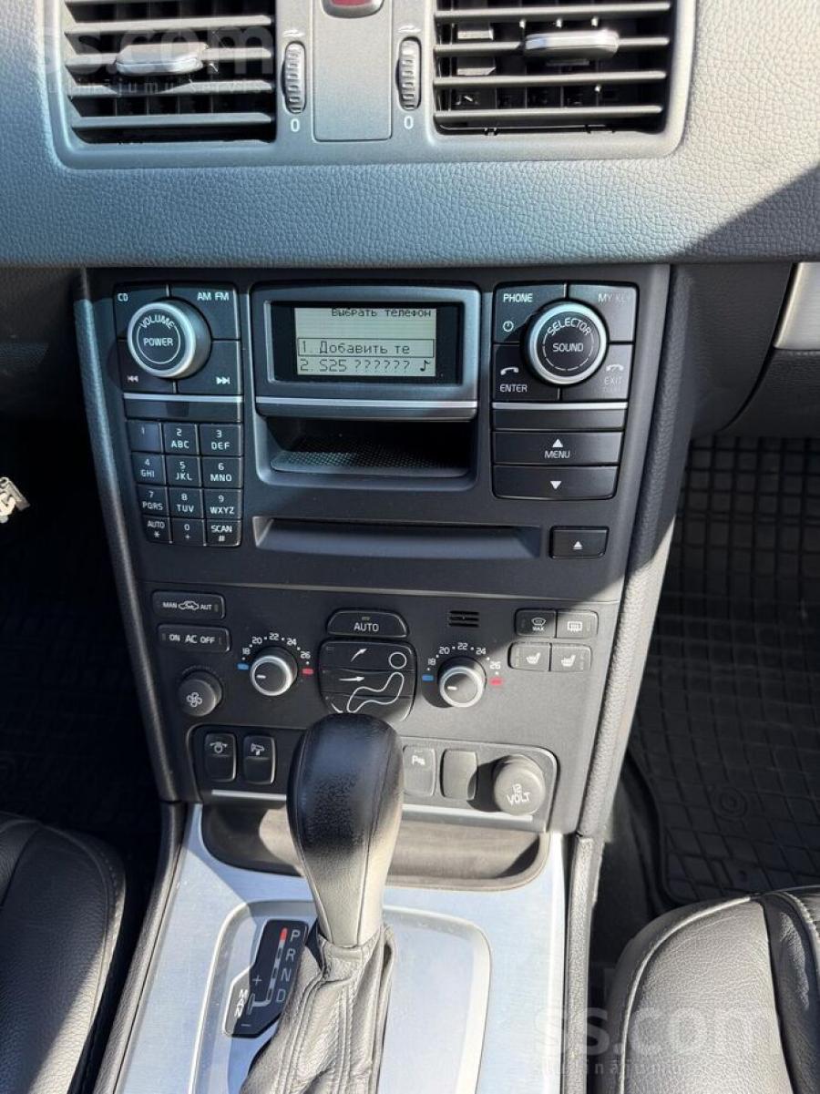 Black Volvo XC90 2014 in Ventspils, with an engine capacity of 2.40 L and mileage of 275 thousand km for 9990 €, photo 19 on AUTOMOTO.COM.LV