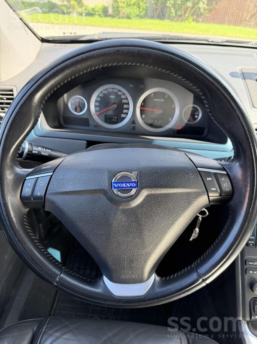 Black Volvo XC90 2014 in Ventspils, with an engine capacity of 2.40 L and mileage of 275 thousand km for 9990 €, photo 20 on AUTOMOTO.COM.LV