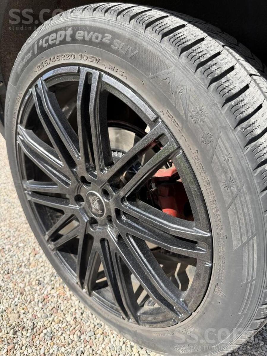 Black Volvo XC90 2014 in Ventspils, with an engine capacity of 2.40 L and mileage of 275 thousand km for 9990 €, photo 26 on AUTOMOTO.COM.LV